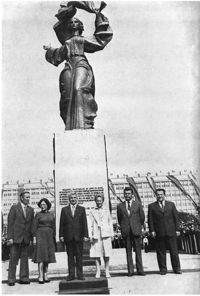 Gabriela Manole Adoc și Gheorghe Adoc, Monumentul Independenței din ...